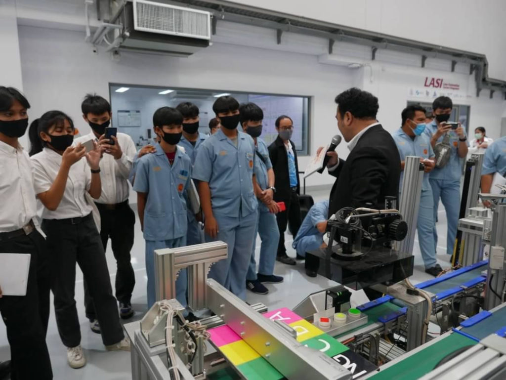 นักศึกษาในโครงการพัฒนาช่างเทคนิคระบบอัตโนมัติและหุ่นยนต์ในกลุ่ม ...